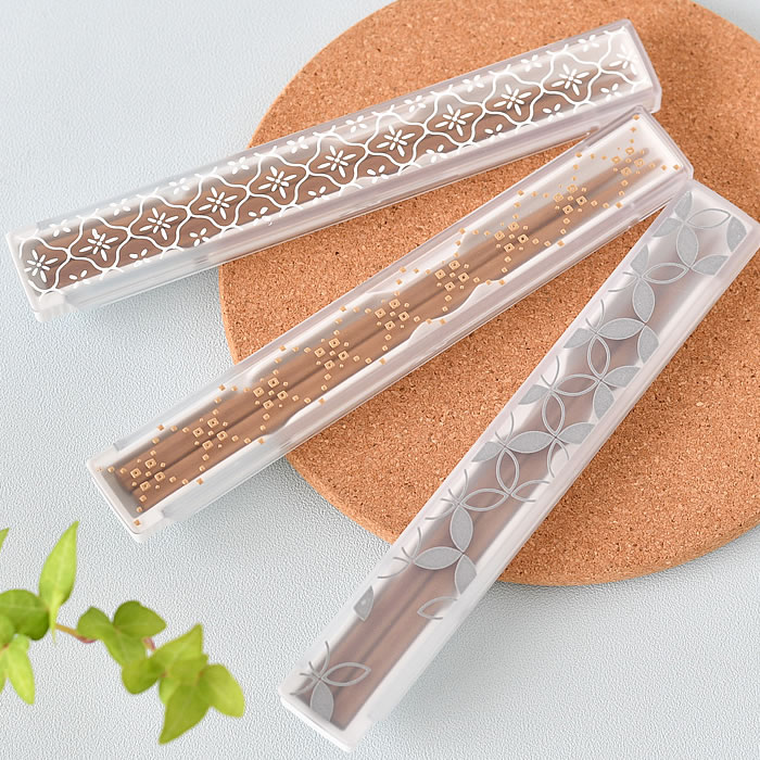 商品名 わだんみずは 箸＆ケース 商品詳細 サイズ ケース：約 W19×D2.7×H1.3cm 箸全長：18cm 重量 約42g 素材 AS樹脂、ポリプロピレン、天然木 仕様 箸先に滑り止め加工 カチャカチャ音がなりにくい設計 原産国 日本...