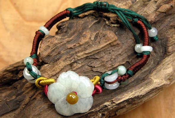 丁寧に彫刻しており、、大変綺麗なジェダイトの翡翠ブレスレットです。中国に古くから伝わるラッキーシンボルを連ねたブレスレットです。結び目は、いわゆる“中国結び”になっており、両方に垂れたヒモを引っ張ったり戻したりすることで、内周を自由に調節で...