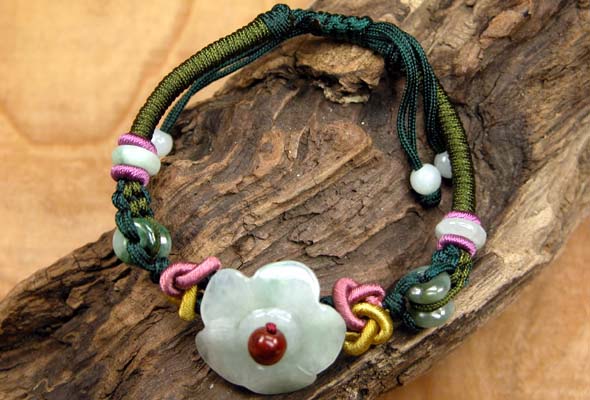 丁寧に彫刻しており、、大変綺麗なジェダイトの翡翠ブレスレットです。中国に古くから伝わるラッキーシンボルを連ねたブレスレットです。結び目は、いわゆる“中国結び”になっており、両方に垂れたヒモを引っ張ったり戻したりすることで、内周を自由に調節で...