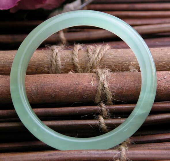 中国では古くから「玉」（ぎょく）は王の象徴で、高貴なものには「玉」という言葉を多用しました。 王の座席を表す「玉座」などの言葉に、この名残があります。 古くは軟玉でしたが、清の時代以降は翡翠も使われ、五徳（仁・義・礼・智・勇）を高める石、 ...