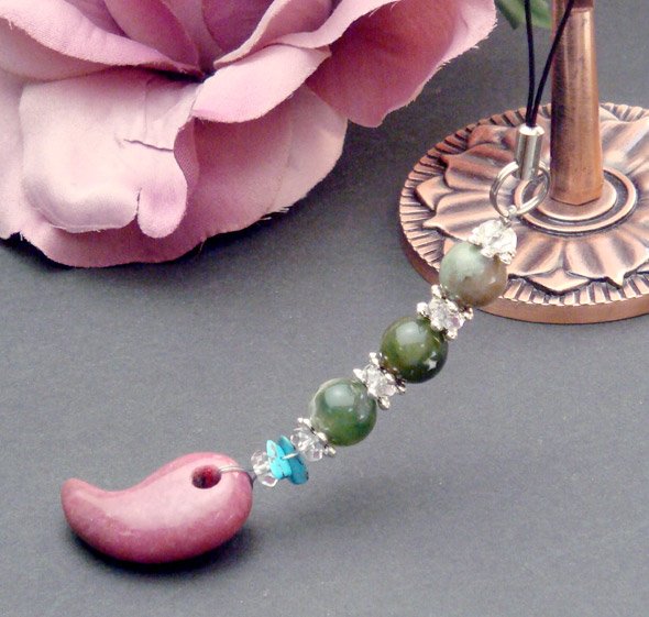 勾玉は古代から魔よけの石・幸運を招く玉として、また強力な護符として用いられてきました。勾玉の形は非常に神秘的で、気（エネルギーや波動）と連動しているようです。その穴にエネルギーをため、先端からエネルギーを放出する形状だと言われています。 サ...