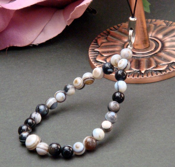 神秘的な模様は世界中で多くの人々に愛され、お守りとして身に着けられています強運財運の意味なので、ビジネスシーンにもピッタリのパワーストーンです。また、厄を跳ね返してくれるとも言われますので、普段のお守りとしてもオススメです。 サイズ： 長さ...