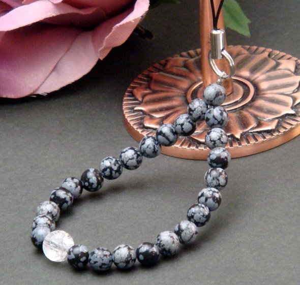 オブシディアンの黒に対極する白い紋様を内包するスノーフレークオブシディアンは「陰陽の鏡」と呼ばれています。自分の表面に出ない無意識のエネルギーを引き出すと同時に自分の弱点も映し出します。マイナスは悪いことだけでは有りません。 サイズ： 長さ...