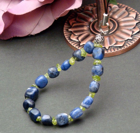 この石は、過去に失敗をしたり、悲しい事があるとき、そのトラウマから勇気を出して行動に移せないときがあります。そんな時にも、劣勢だった形勢を一気に挽回すると伝えられていますので、ちょっとした勇気で後押ししてくれる、頼もしい存在のパワーストーン...