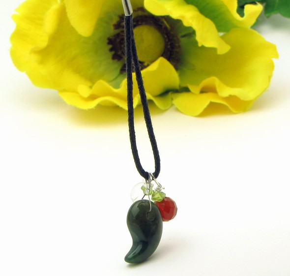 勾玉は古代から魔よけの石・幸運を招く玉として、また強力な護符として用いられてきました。勾玉の形は非常に神秘的で、気（エネルギーや波動）と連動しているようです。その穴にエネルギーをため、先端からエネルギーを放出する形状だと言われています。 サ...