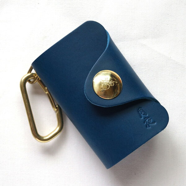 サイズ：約109mm×70mm（オープン状態 約109mm×約215mm） 重量：本体約70g、付属金具約30g 仕様：キーリング×6 素材：イタリアンカラーサドルレザー