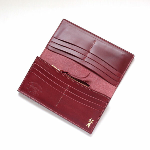 シャープで大容量。ポケットサイズも選ばないウォレットに仕上がりました 。 ※オプションでワレットチェーン用ブラスカンを取り付けできます サイズ：約195mm×約180mm 重量：約170g 仕様：カードポケット×12、大ポケット×3、TAK...