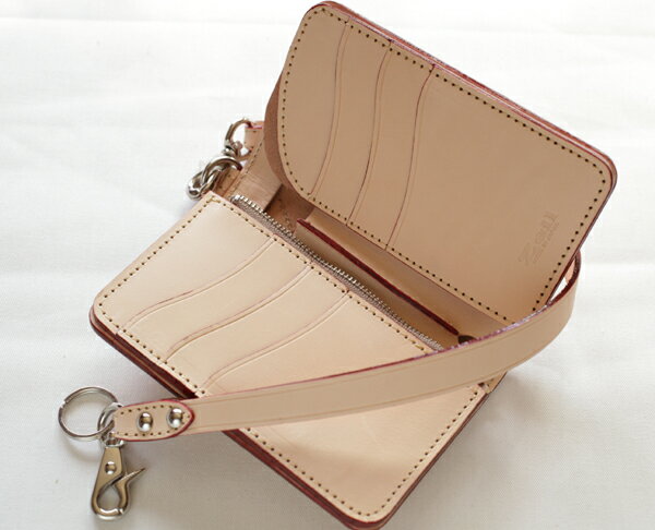 人気のナチュラルレザー素材を外革内革と全面に渡って採用したミドルウォレットです。何度も丹念に塗り加工を繰り返したコバとのカラーマッチングも魅力。カードポケットもたくさんで収納力にも優れます。さらに同じカラーコンビでのウォレットベルトも付属し...