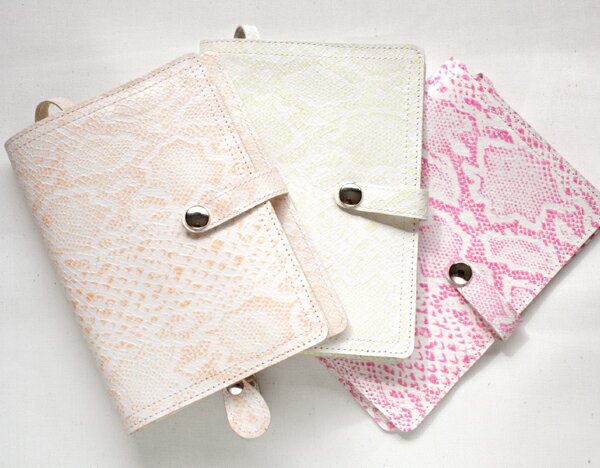 文庫本サイズの牛革ブックカバー 素材はヘビ型押し牛革 ベロは2段のホックで本の厚みに対応 ベロは使用しない時にはこのように収納可 同素材の栞 開いて左にはカードポケット 明るめのポップな色調です カラーは3色展開 ※商品のカラーにつきまして...