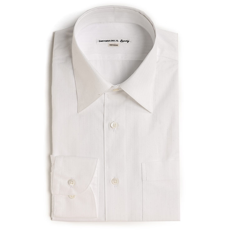 SARTORIA DEL GROSSOの日本製シャドーストライプ長袖ワイシャツは、繊細なシャドーストライプ柄が上品さを引き立てる一着です。高級感あふれる80番手以上の糸を使用し、柔らかな質感としなやかな着心地を提供。細部にまでこだわり、本貝...