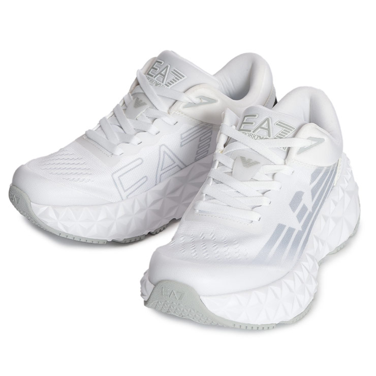 EMPORIO ARMANIのスポーツラインとなるEMPORIO ARMANI EA7。スポーティな雰囲気の漂う、アイコニックなEA7のスニーカー。カジュアルなシティルックにもマッチするデザインです。多彩に活躍する実用的なシューズにデザイン...