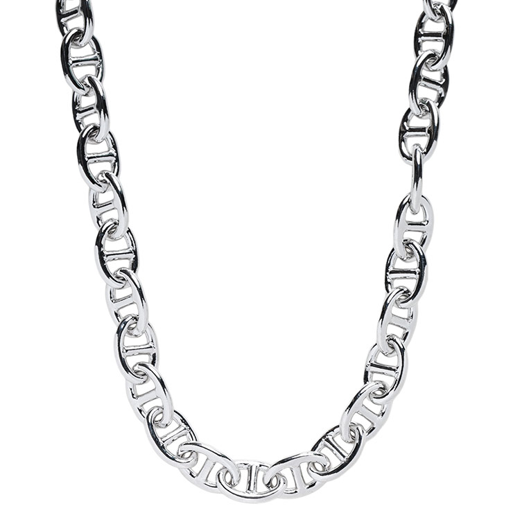 海のエッセンスを纏う。タフさと上品さを兼ね備えたモダンな輝き。WOODEN DOLLから、力強いアンカーチェーンをモチーフにしたネックレスが登場。船の錨（いかり）を繋ぐ鎖をデザインソースに、メンズ・男性の胸元に重厚で洗練された印象を与えます...