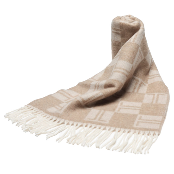 【LANVIN】カシミヤ混 スクエアチェック フリンジマフラー。フランスの老舗ブランド「LANVIN（ランバン）」から、モダンなスクエアチェック柄が目を惹くメンズマフラーが登場。カシミヤ60％・ウール40％を贅沢に使用。カシミヤ特有のしっと...