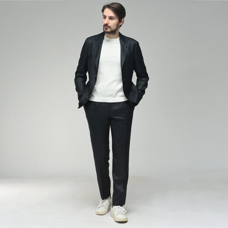 イタリアの名門LARDINI（ラルディーニ）から、デニムのような風合いを上品に昇華させた、ウール・キュプラ混紡のデニムルックセットアップが登場。ウールの品格とキュプラのしなやかさが生み出す絶妙な光沢感により、カジュアルな佇まいの中にサルトリ...