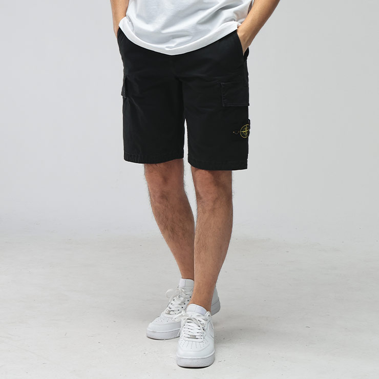 イタリア発の革新的なスポーツウェアブランド、STONE ISLAND（ストーンアイランド）から、洗練されたミリタリーテイストが漂うストレッチコットンショーツをご紹介します。ブランドが得意とするガーメントダイ加工を施した独特な風合いの生地は、...