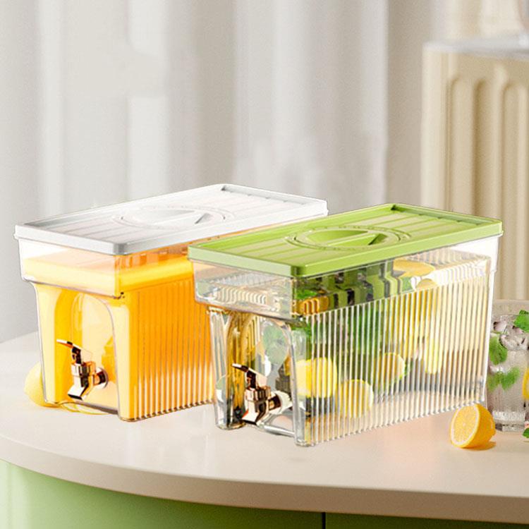 y497236【素材】：PET【カラー】：A（グリーン）、A（ホワイト）、B（グリーン）、B（ホワイト）【サイズ】：A（26×12×15cm）、B（21×10×15cm）【容量】：3L【ガイド】※冷蔵庫に入れるのはおすすめです。※蛇口がある...