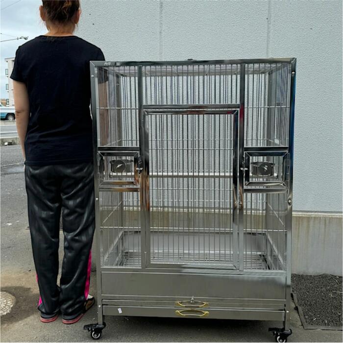 写真はサンプルで実際に送るのは新品未開封品です。 私が以前この商品を新品で買いました。 私自身動物を多数飼っている為、メインのカゴをどれにするか決めかねている時、4点のそれぞれ大きさの違うステンレスケージを買いました。 4点共動物は入れずに...