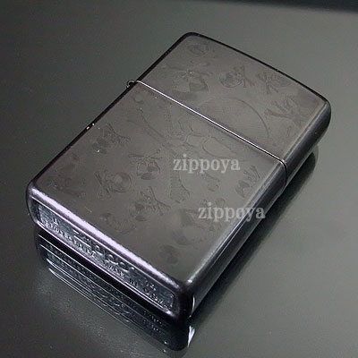 ■ 【ZIPPO（ジッポー）】 商品情報：(本体)縦53mm&times;横35mm&times;厚さ12mmスカルとクロスボーンがデザインされクリアコーティングが施されています。 裏面にも同じデザインが施されています。 ■ 彫刻サービスに...
