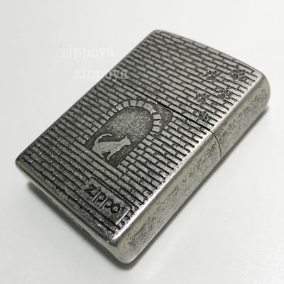 ■ 【ZIPPO（ジッポー）】 商品情報：(本体)縦53mm&times;横35mm&times;厚さ12mm ニッケルメッキバレル仕上げ/エッチング加工 　高級感とアンティークな雰囲気で、猫がプリントされたデザインは可愛らしさ満点！ 猫の...