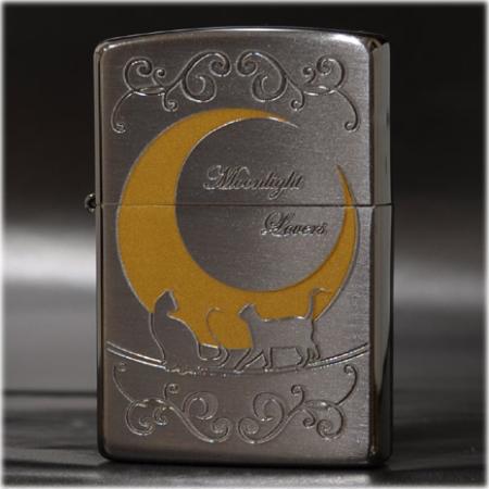 人気を博した「ムーンライトラヴァーズ」シリーズが廃盤となり、つや消しモデルとなって新登場！ 大好きな相手と楽しい夜を過ごすカップルのシルエットが月夜に浮かび上がります。 男性はもちろん、今や女性でもレギュラーサイズのZIPPOを抵抗なく持た...