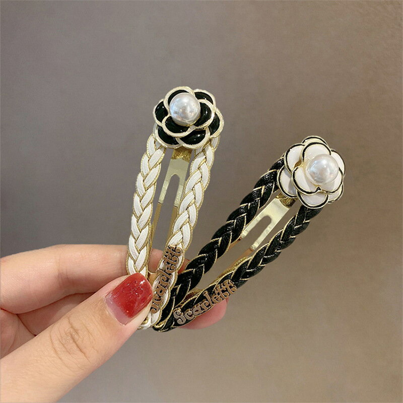 ＊素材：合金、プラスチック ＊デザイン：大人可愛 上品にもなれるシンプルヘ アピン コーディネートに取り入れるだけで女性らしさを演出できるフェミニンなデザインがポイント。 ＊アレンジ：ヘアピンを並べたり重ねて留めるだけの超簡 単アレンジで大...