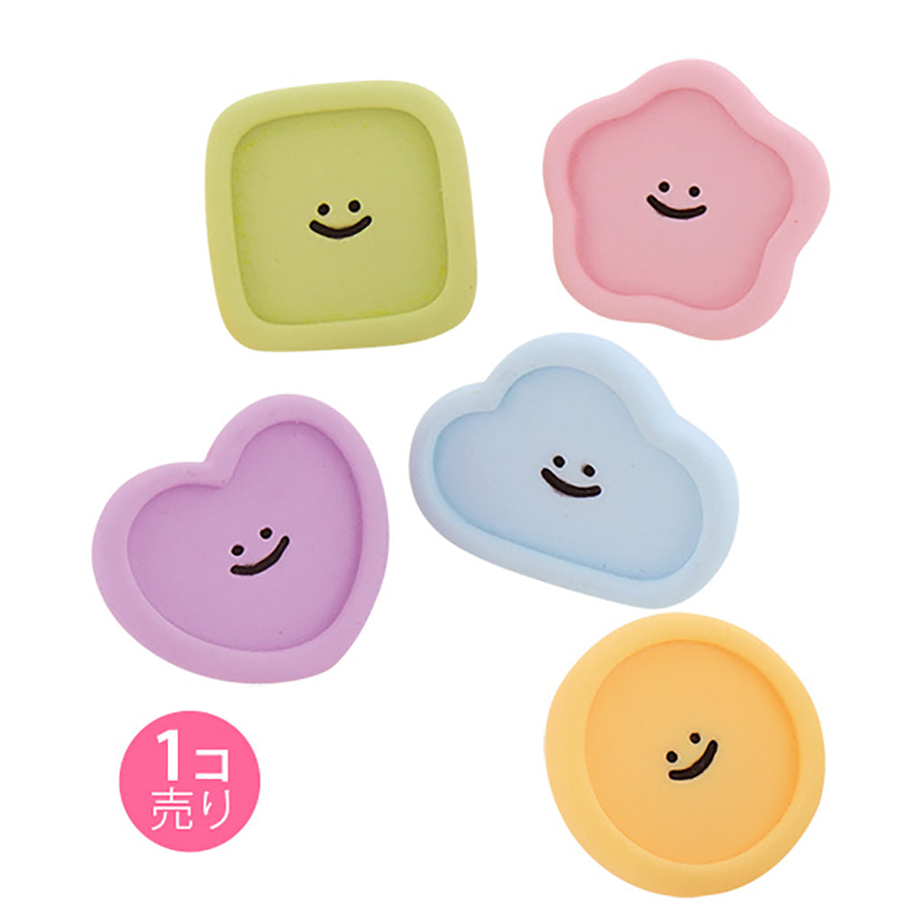 マットカラーとゆるい顔の組み合わせが今っぽ?【サイズ】1個売り/最大約3cm【素材】プラスチック/鉄【ご注意】※色・柄・形・パーツは他にもありますが選ぶことはできません。またプリントや布などの使用部分により、柄が異なる場合があります。※写真...