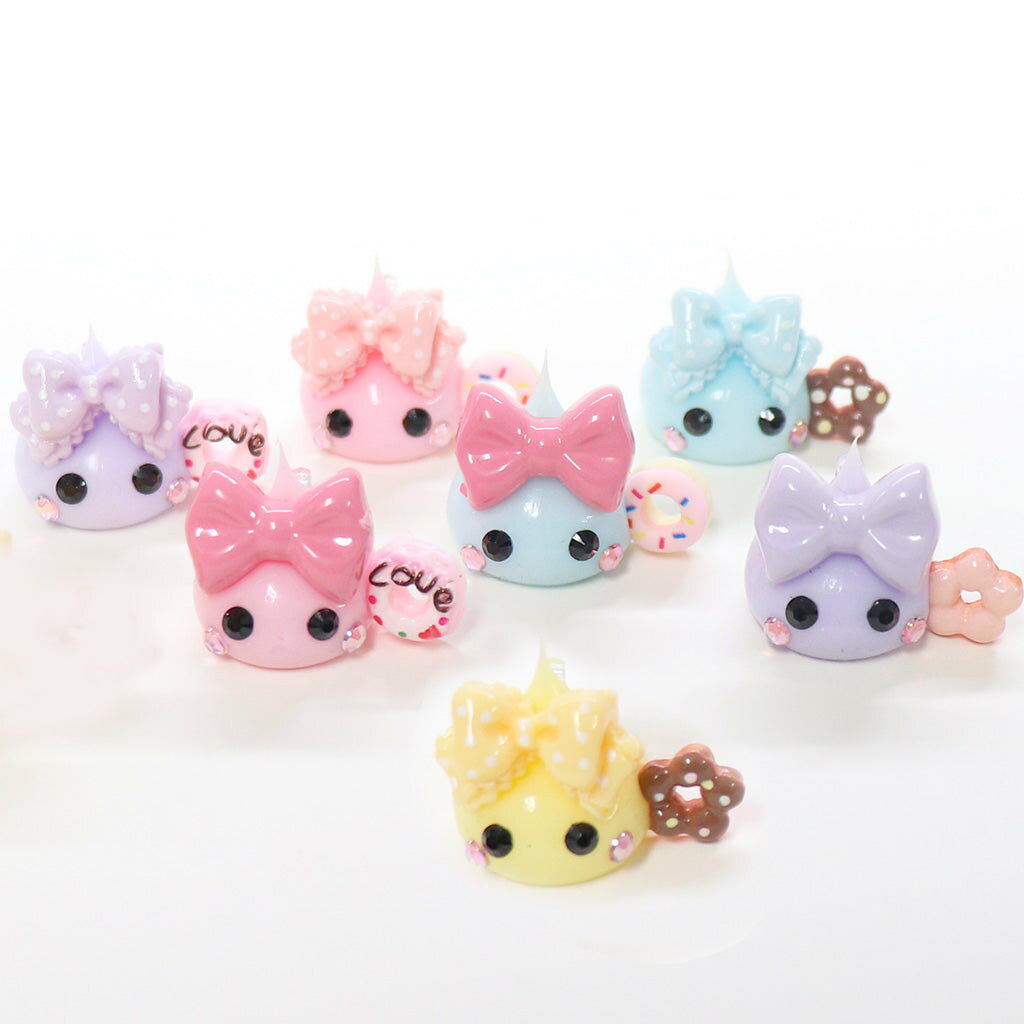 ドーナツを持ったほっぺちゃんのめじるしチャームが登場☆ ほっぺちゃんのカラーもリボンもドーナツもいろいろな種類があって楽しいよ♪ どのほっぺちゃんが届くかお楽しみに！ 【サイズ】ほっぺちゃんサイズ：ふつう／横1.8cm 【素材】シリコン/プ...