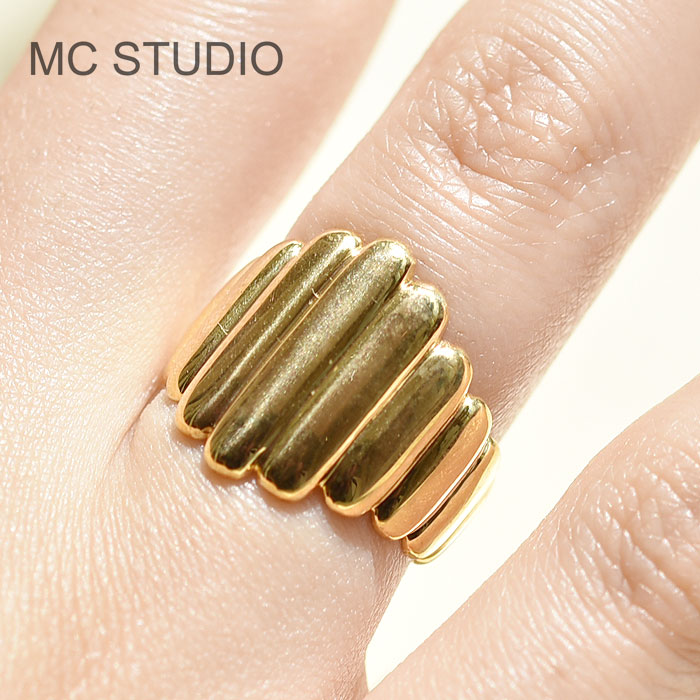 内径：約17mm (約11号) 幅：約17mm (最大) Gold Plated (ゴールドコーティング仕上げ) 　 ロサンゼルス発のアクセサリーブランド≪MC STUDIO≫のリングです。 日本では、三越伊勢丹、TOMORROWLAND ...