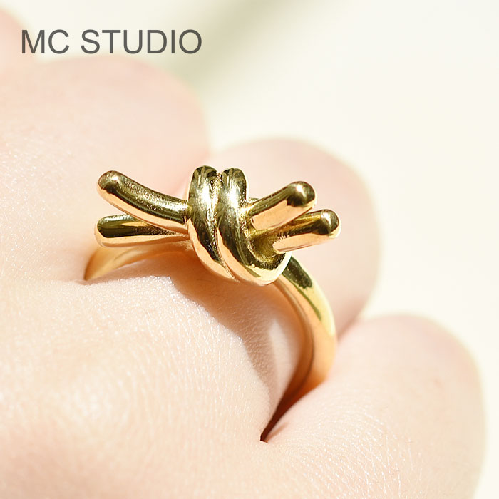内径：約17m (約13号) Gold Plated (ゴールドコーティング仕上げ) 　 ロサンゼルス発のアクセサリーブランド≪MC STUDIO≫のリングです。 日本では、三越伊勢丹、TOMORROWLAND トゥモローランド、SLOBE...