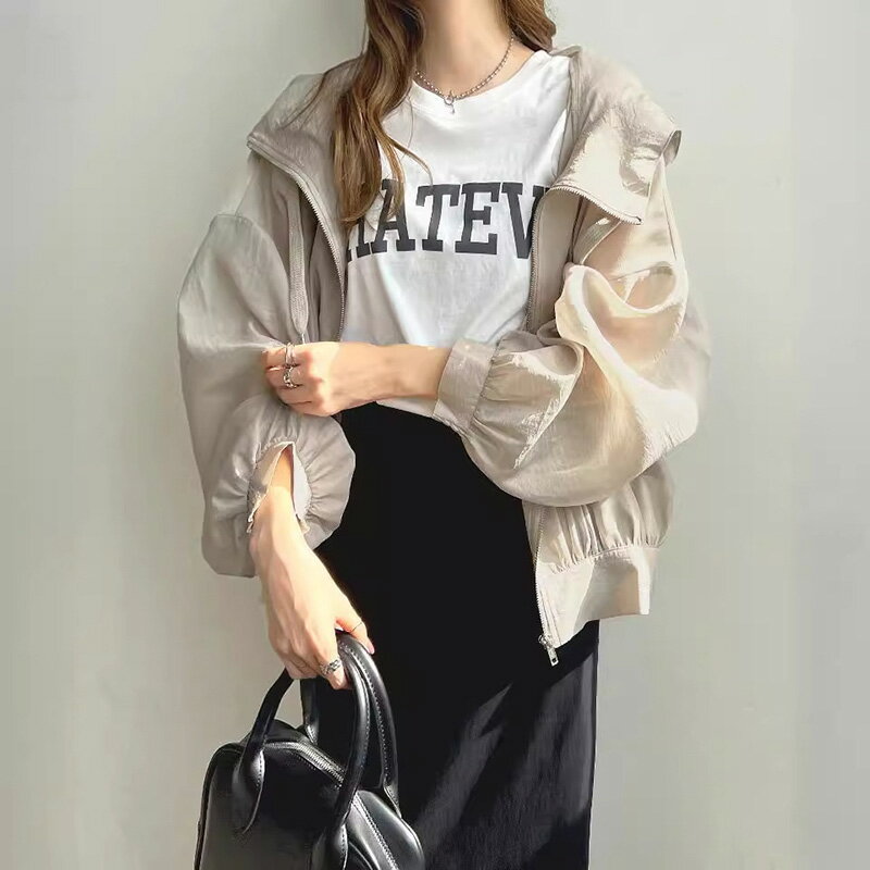 女子の春夏必須アイテム、UVカットパーカー。 このUVカットパーカーの魅力は、なんといっても薄手で肌着のようなとろんとした生地感。 暑い時期にもさらりと軽く涼しく着られます。 フード付きだから首元までしっかり紫外線からガード。 さらに長めの...