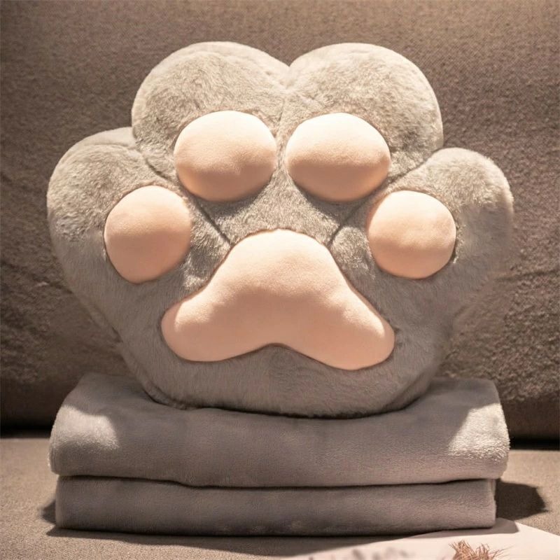 ふわふわ素材の柔らかくて肌触りがいい、大判サイズのブランケットが収納されている、肉球デザインのクッションです。 肉球クッションのファスナーの中にはタテ約165cm、ヨコ約90cmの大きめなブランケットが収納されているから、 いろいろなシーン...